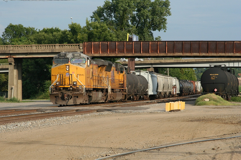 UP NLKC switching the yard
